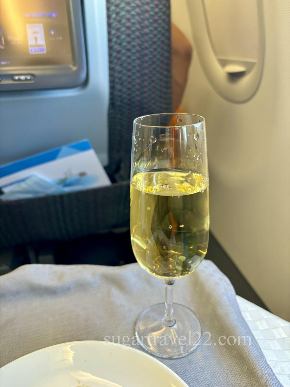 【エバー航空ビジネスクラス】2024年搭乗記｜機内食がおいしい！BR156台北ーソウル - スキあらば旅。｜乗って飲んで食べて